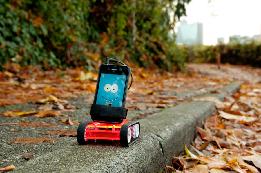 iPhone Robô - Gadget transforma celular da Apple em veículo esperto